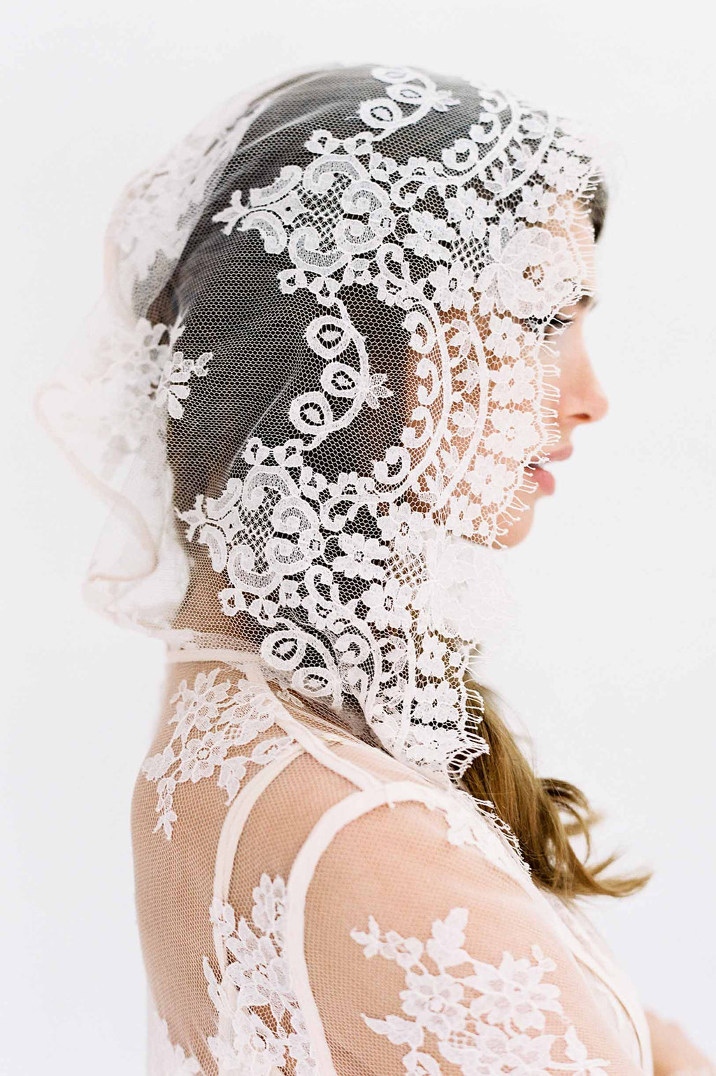 Stella Hooded French lace robe in Ivory – GirlandaSeriousDream.com